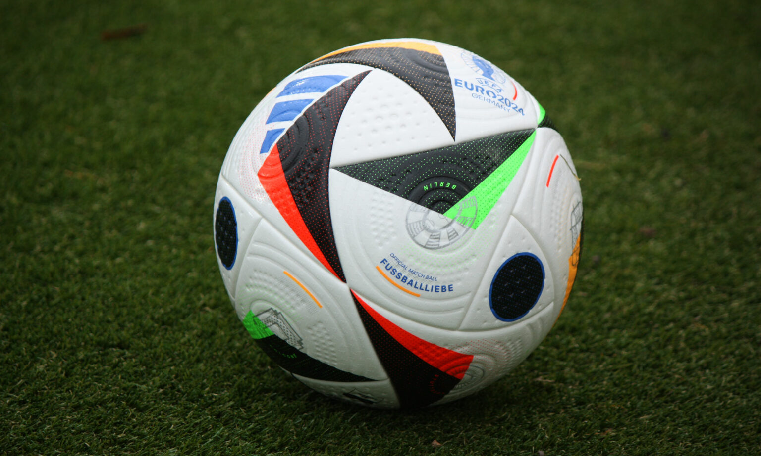 EM 2024 Ball: Fußballliebe von Adidas » Fußball-Team